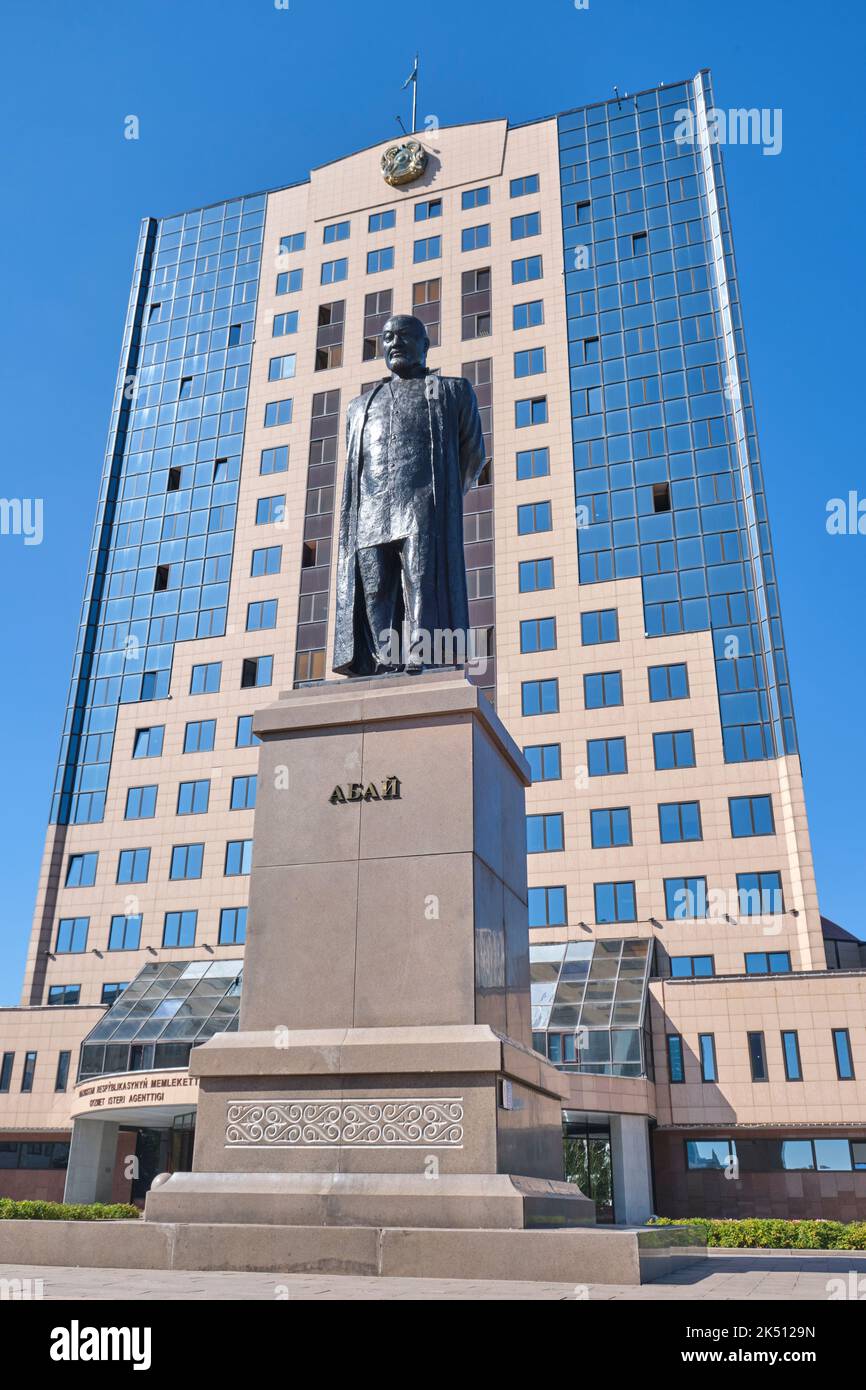 Une statue en bronze d'un Abai debout, le célèbre poète kazakh. Devant ...