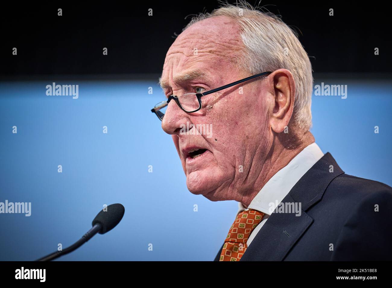 2022-10-05 13:06:06 LA HAYE - Johan Remkes pendant la présentation de ...