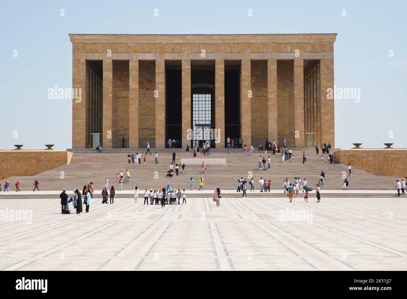 ANKARA, TURKIYE - 05 JUIN 2022 : les gens visitent Anitkabir où se ...