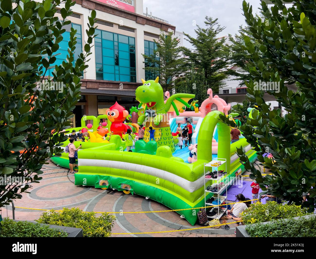 Château jumpant coloré de dragon et de singe thème pour les enfants à l ...