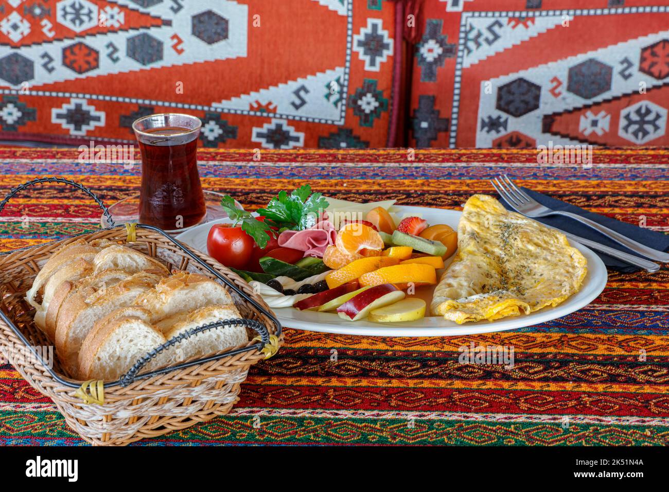 Assiette petit déjeuner. Table de petit-déjeuner traditionnelle turque ...