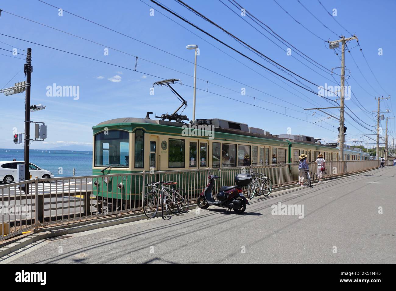 Le train de chemin de fer électrique d'Enoshima passe le passage à ...