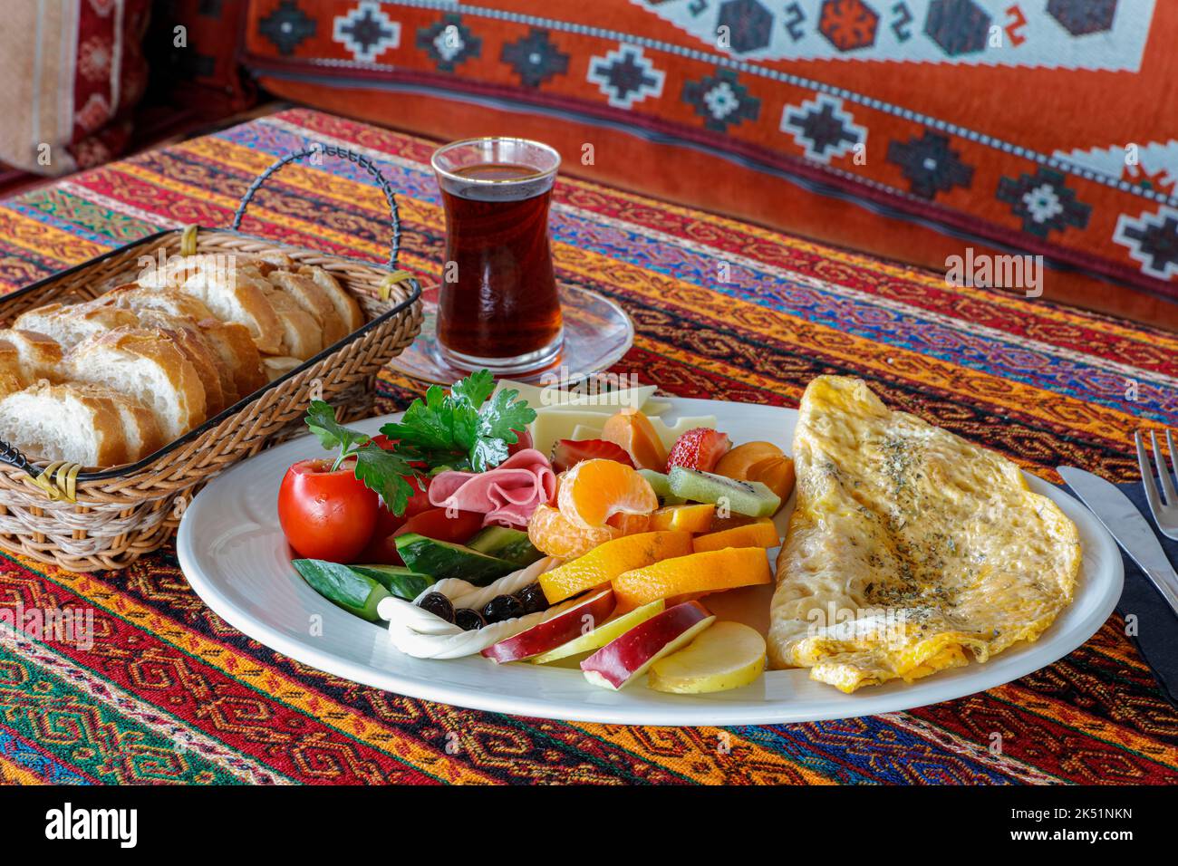 Assiette petit déjeuner. Table de petit-déjeuner traditionnelle turque ...