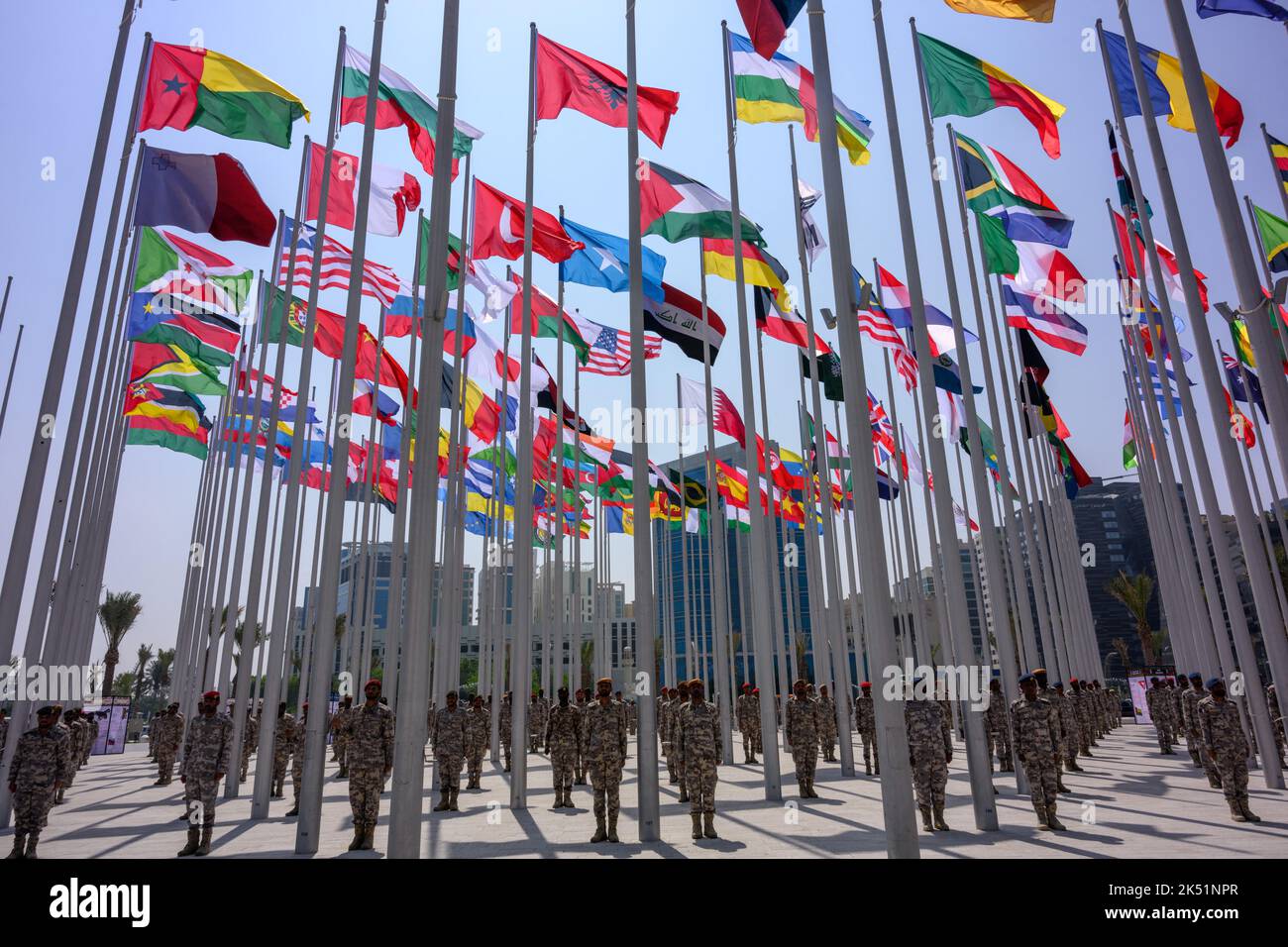 Les soldats qatari lèvent 120 drapeaux, de tous les pays représentés ...