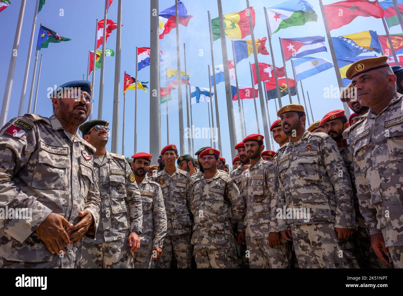Les soldats qatari lèvent 120 drapeaux, de tous les pays représentés ...