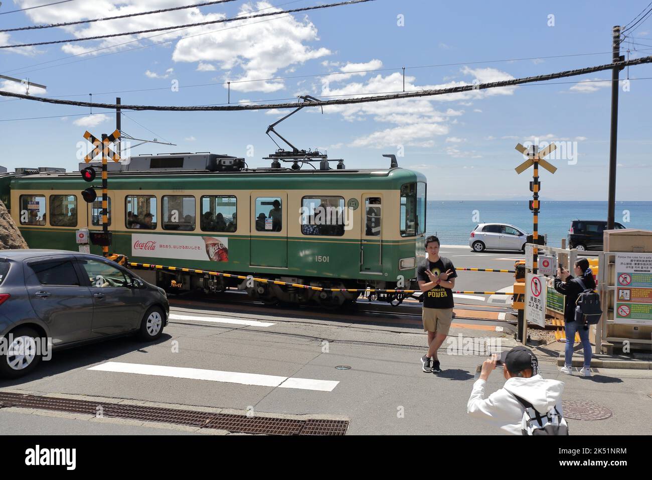 Le train de chemin de fer électrique d'Enoshima passe le passage à ...