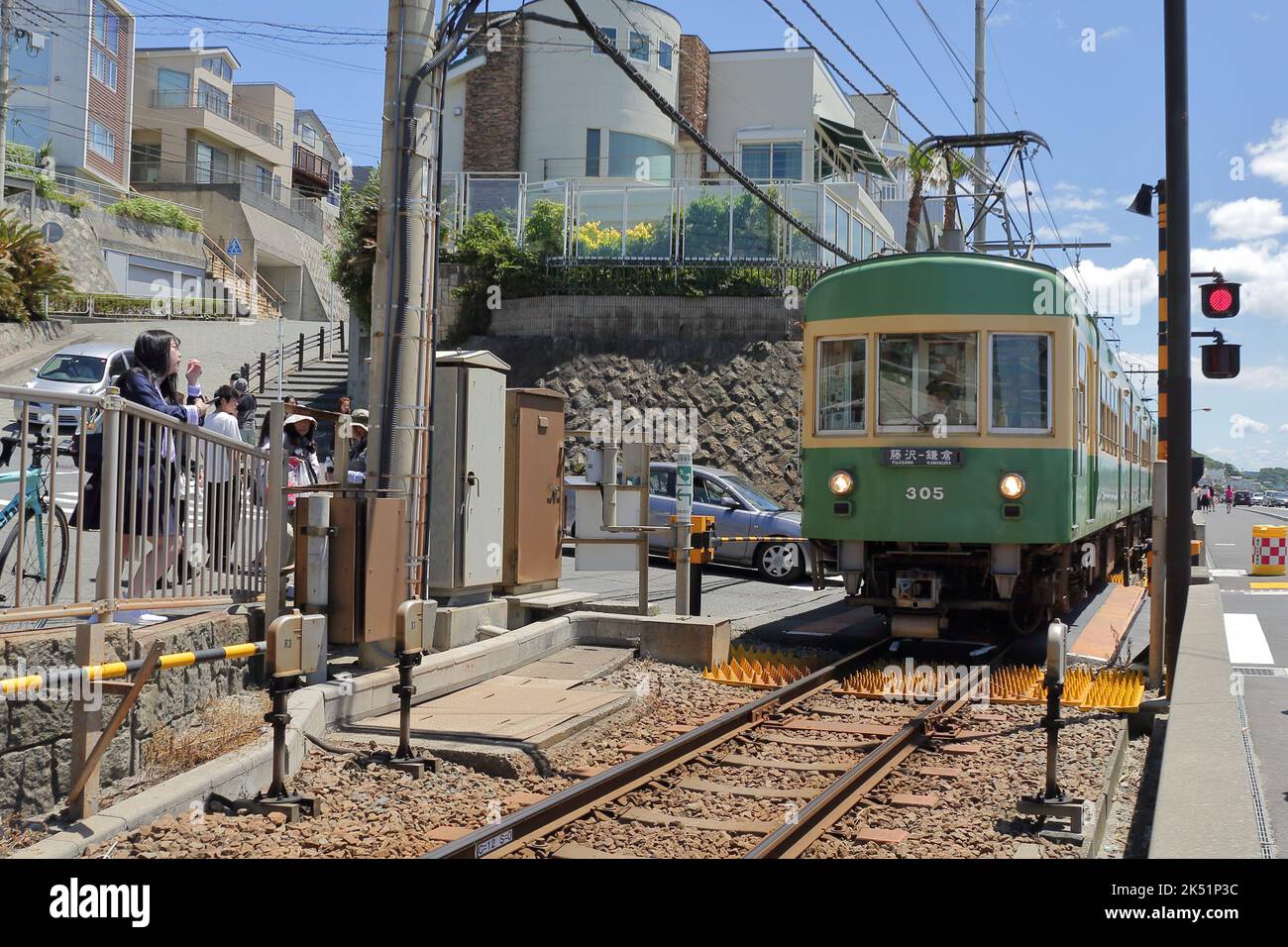 Le train de chemin de fer électrique d'Enoshima passe le passage à ...