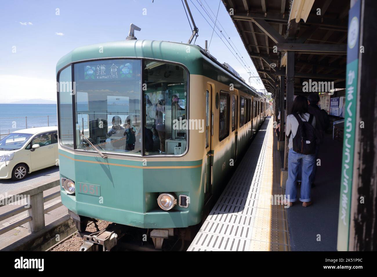 Le train de chemin de fer électrique d'Enoshima passe le passage à ...