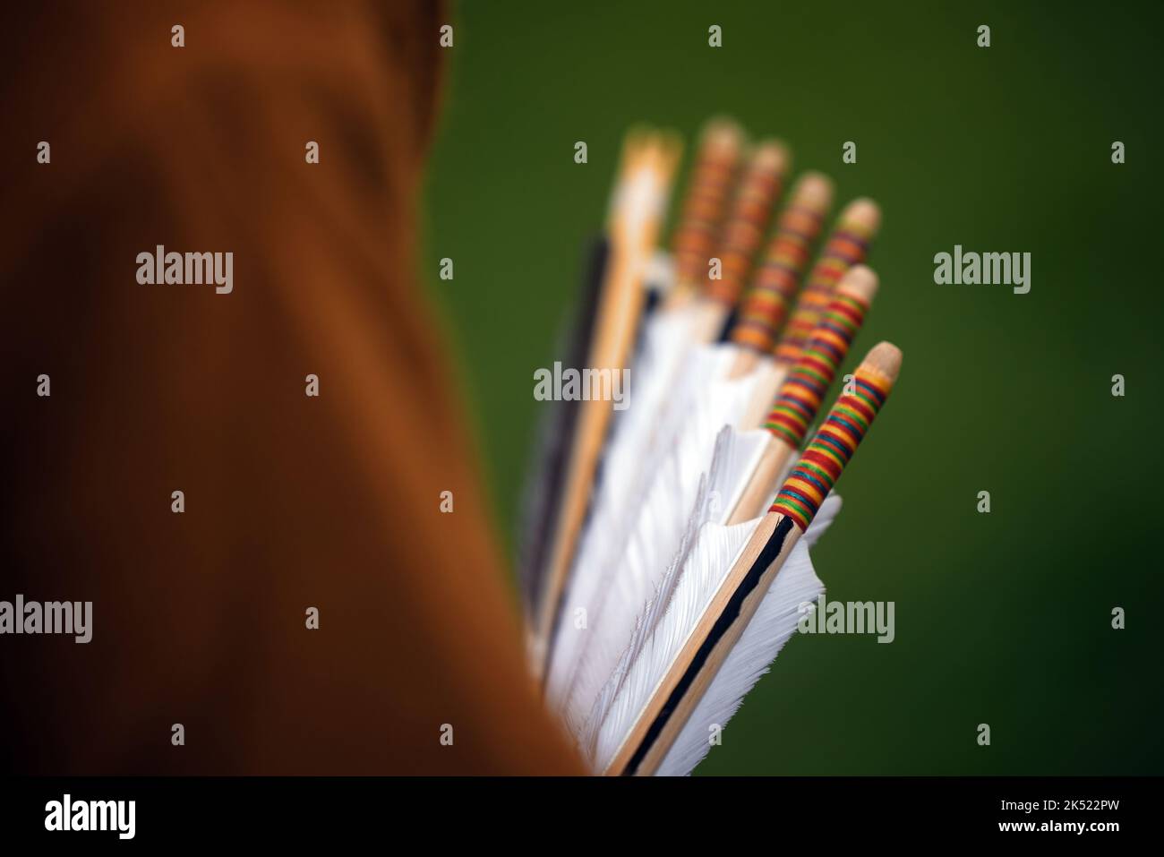 Flèches en bois pour l'arc. Flèches artisanales de style médiéval ...