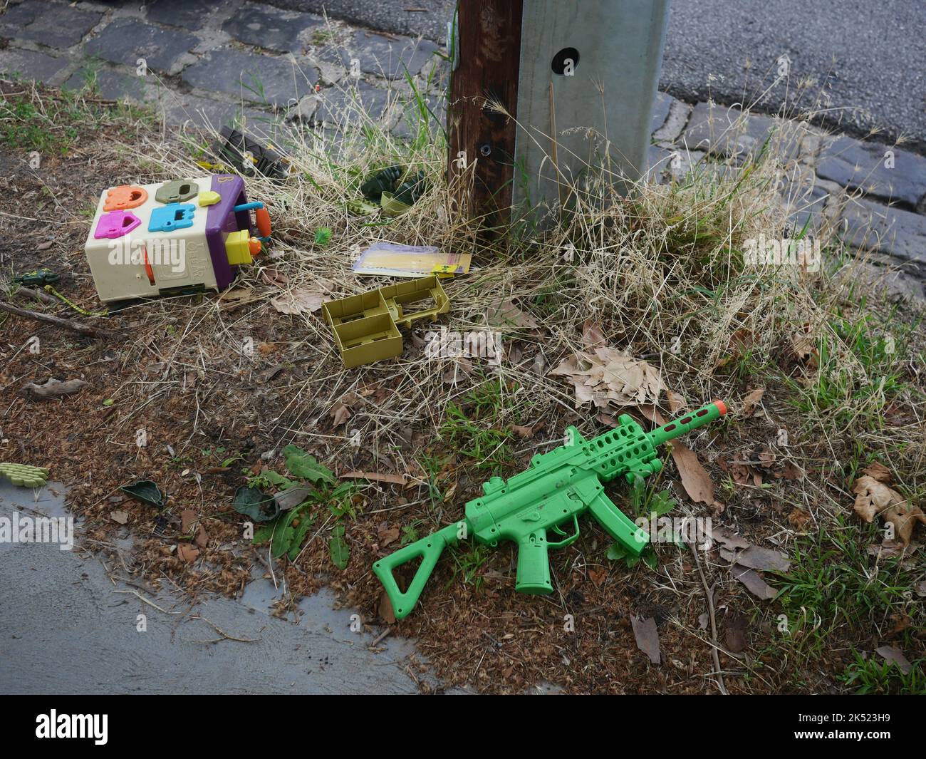 Plastic pistol Banque de photographies et d’images à haute résolution ...