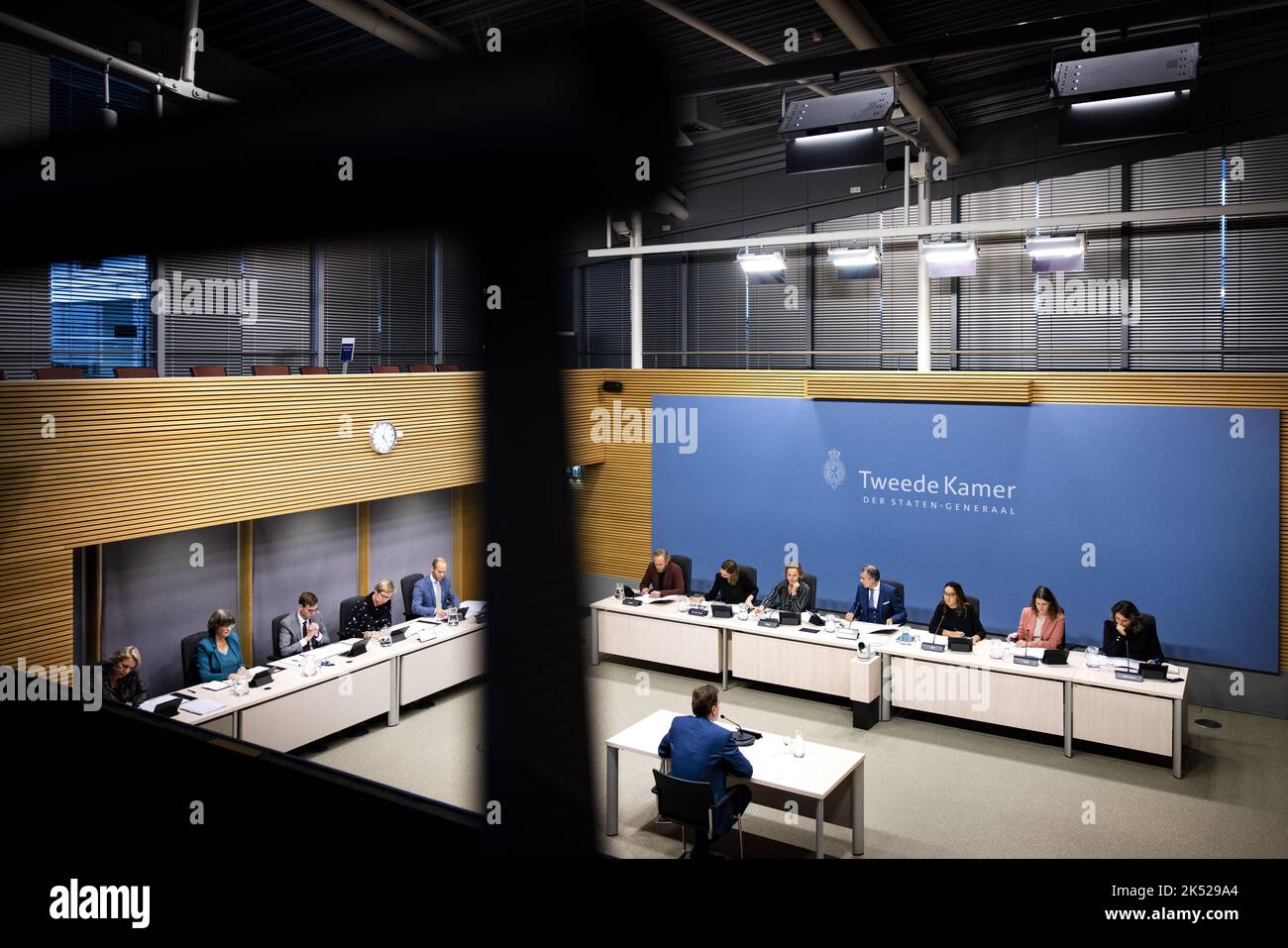 2022-10-05 17:04:03 LA HAYE - Filip Schittecatte dans la salle d ...