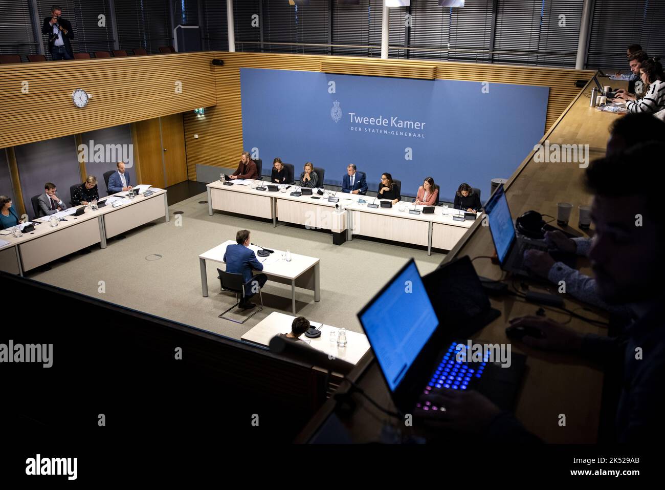 2022-10-05 17:07:13 LA HAYE - Filip Schittecatte dans la salle d ...