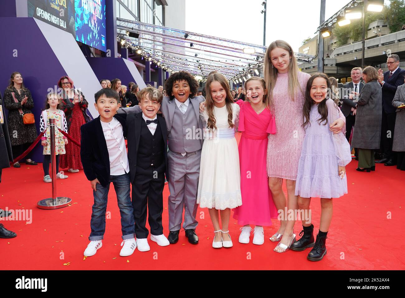 Alisha Weir (au centre) et d'autres acteurs arrivent pour la première ...