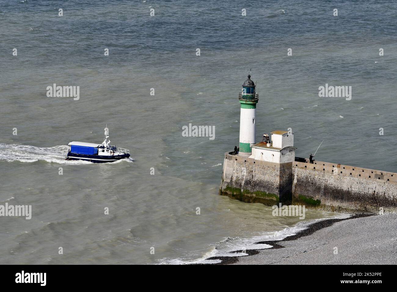 France, Seine-Maritime, Baie de somme, le Tréport, phare, chalutier ...