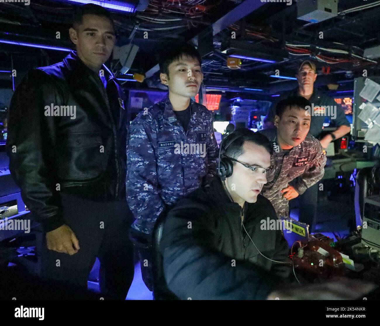 Le lieutenant Aaron Van Driessche, à gauche, de Simi Valley, en ...