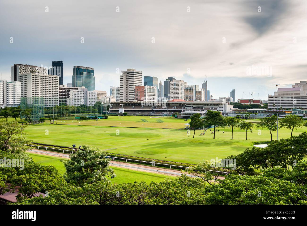 Vue depuis la gare de train aérien BTS Mass Transit de Ratchadamri ...