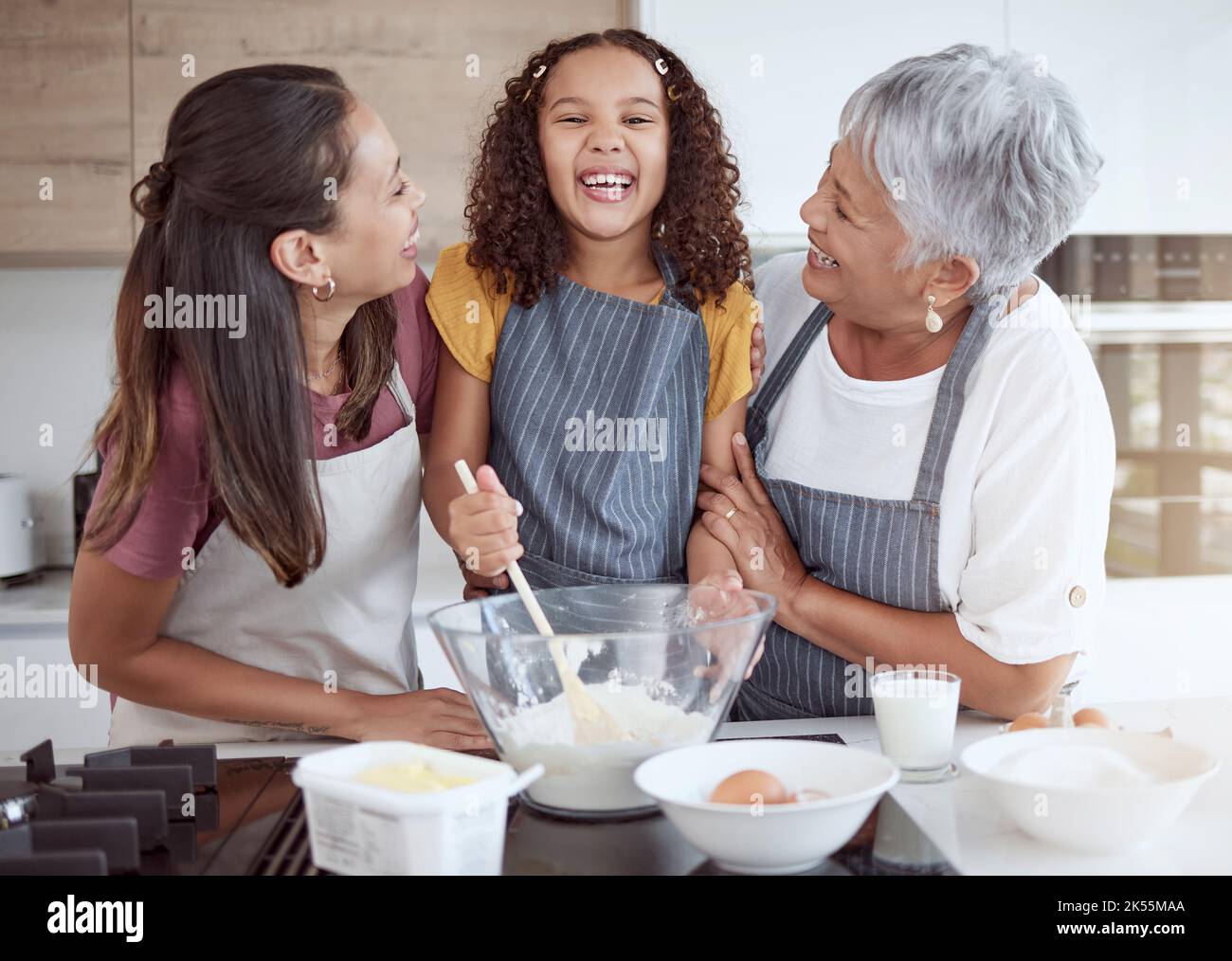 Une famille heureuse, la cuisine et l'apprentissage avec une fille ...