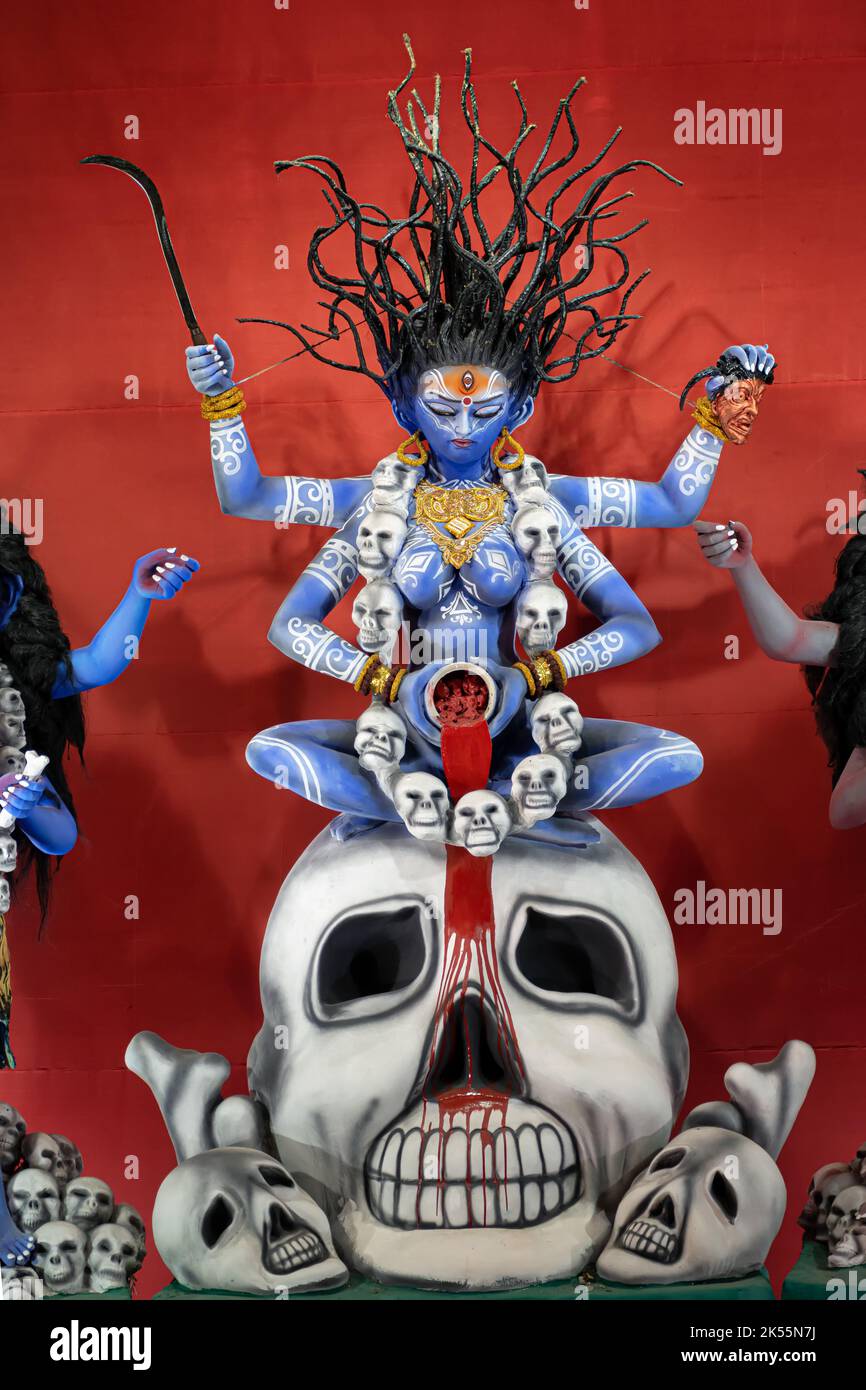 La Déesse Kali Puja pandal idole décoré à Kali puja, également connu ...