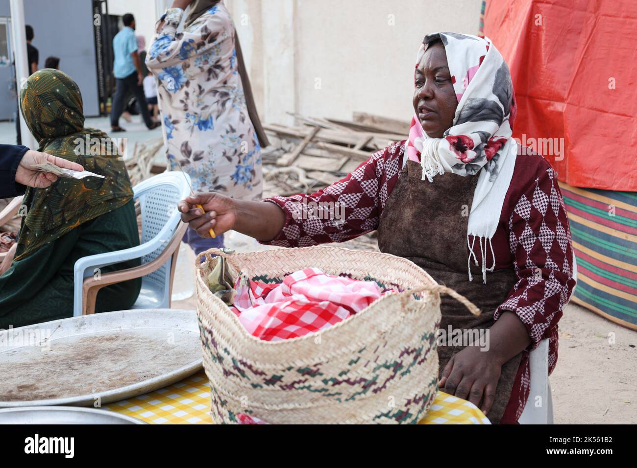 Misrata, Libye. 05th octobre 2022. Une femme de la ville d'Ubari vend ...