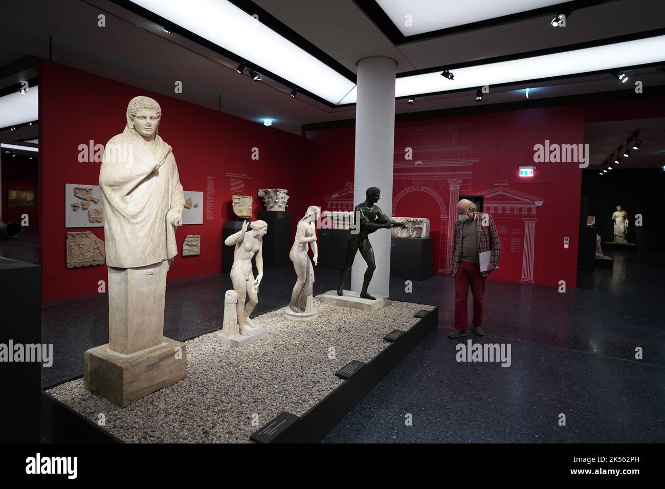 PRODUCTION - 06 octobre 2022, Hambourg: Statues et reliefs sont exposés ...