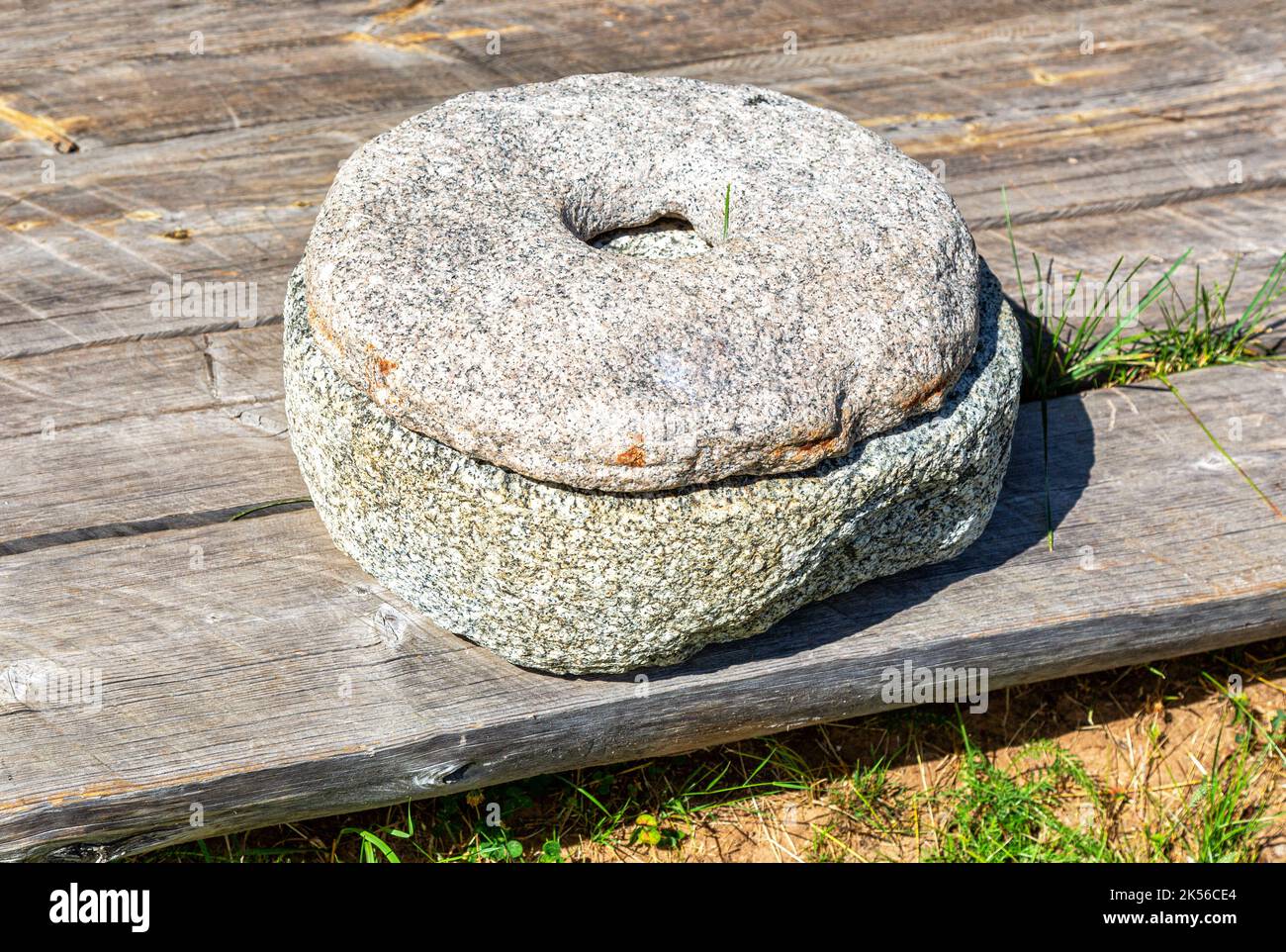 Ancien moulin rotatif en pierre pour moudre à la main un grain en ...