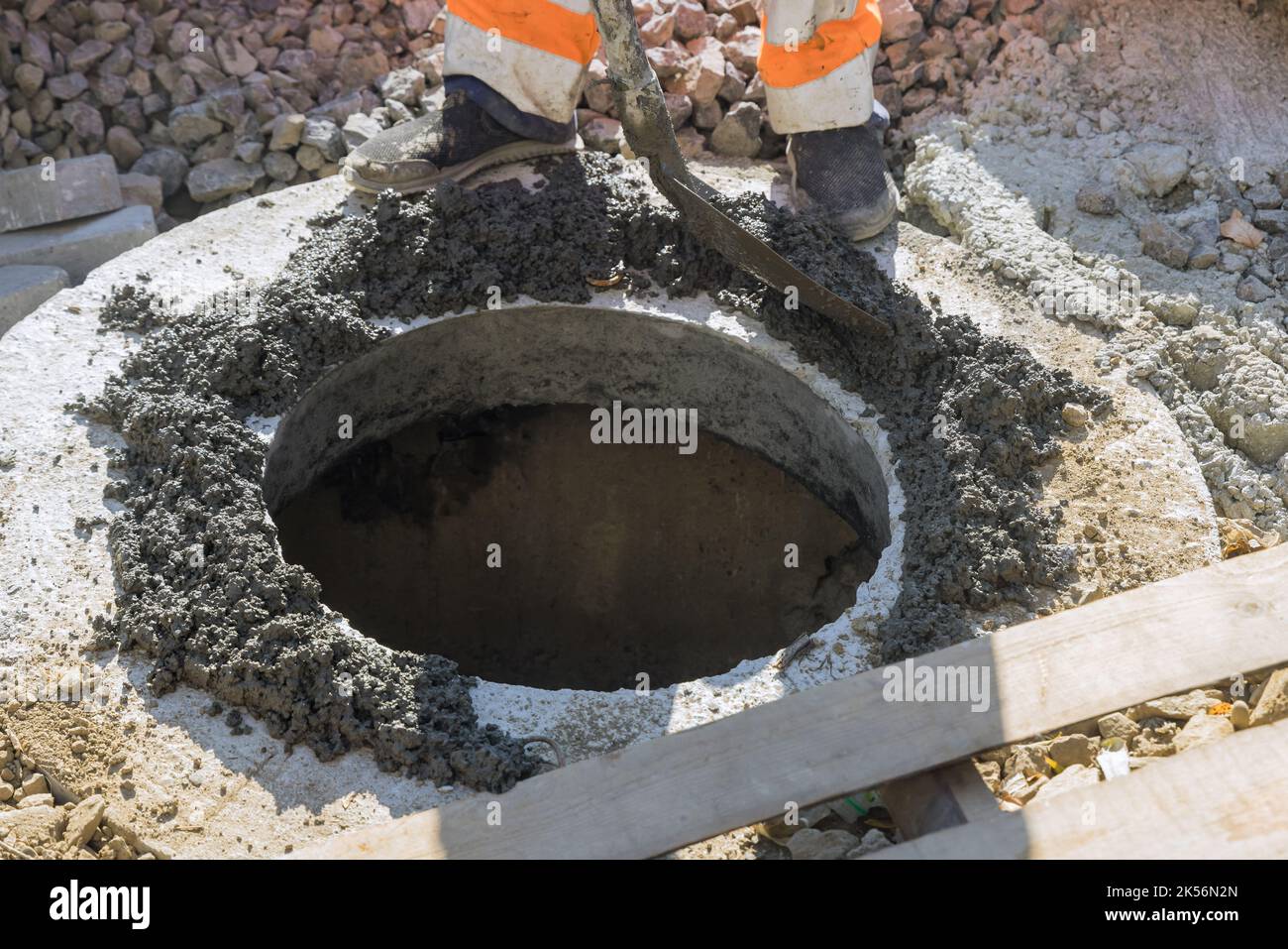 Sur le chantier d'une nouvelle construction, une trappe d'égout en ...