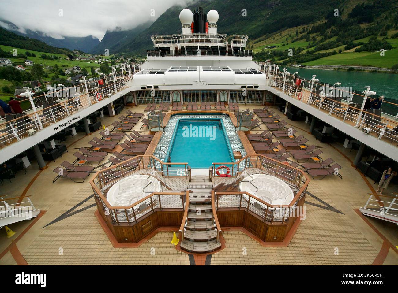 La vue sur le pont supérieur du bateau de croisière Queen Victoria, une ...