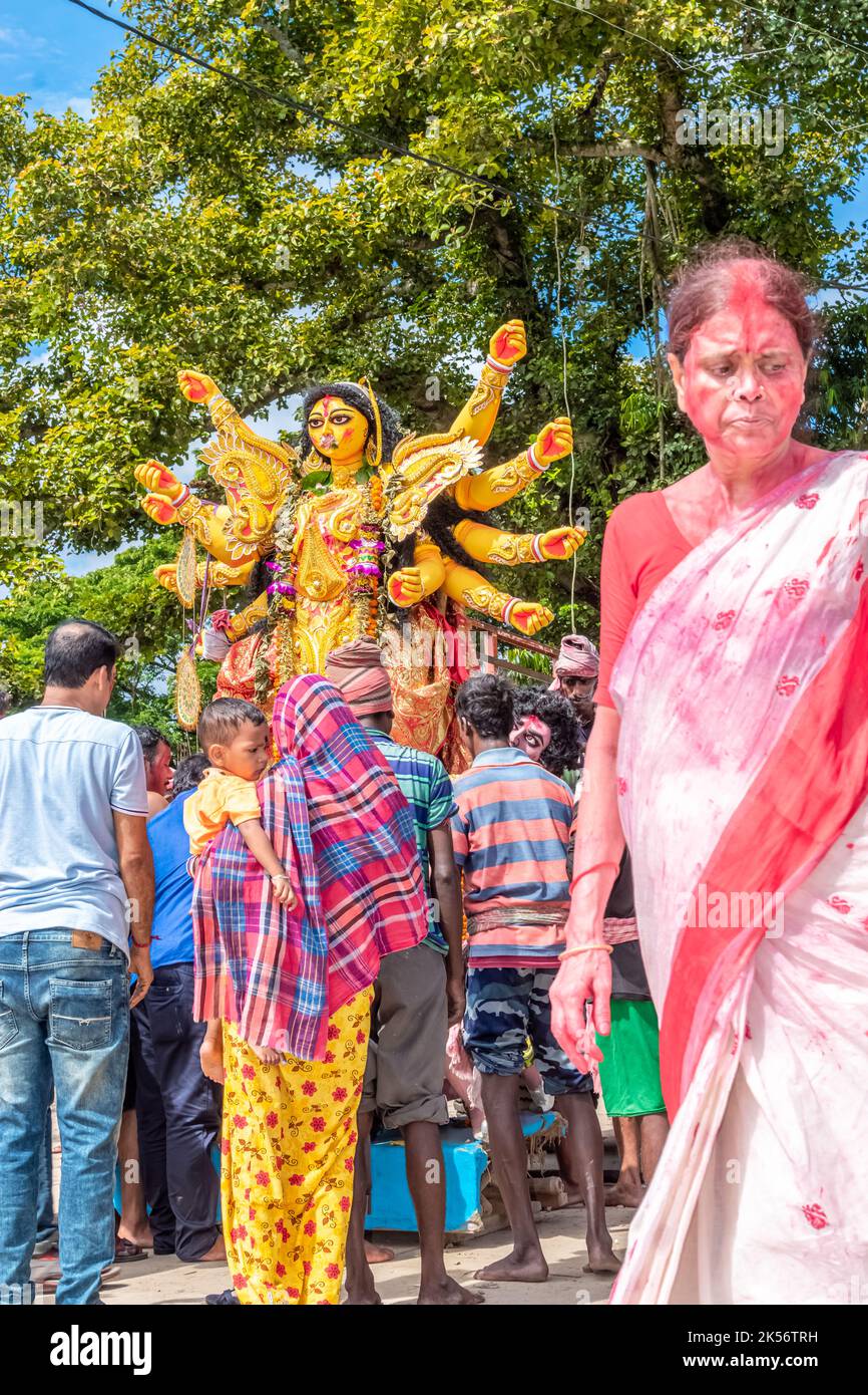 Les passionnés immergent Durga Idol sur le Gange pendant la dernière ...