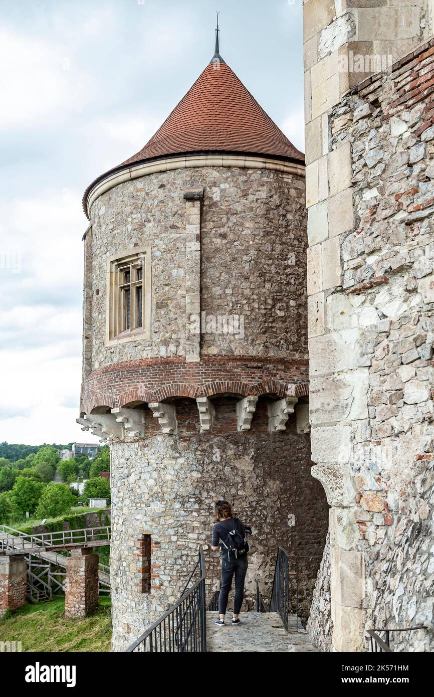HUNEDOARA, TRANSYLVANIE, ROUMANIE - 31 MAI 2021 : une des tours du ...