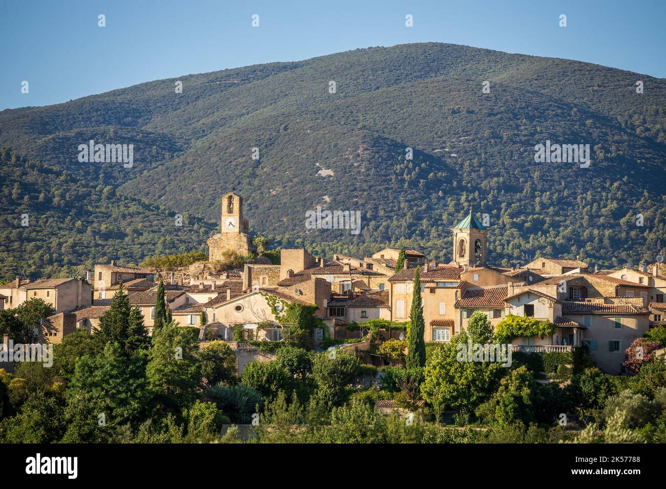 France, Vaucluse, Luberon, Lourmarin, labellisé les plus beaux villages ...