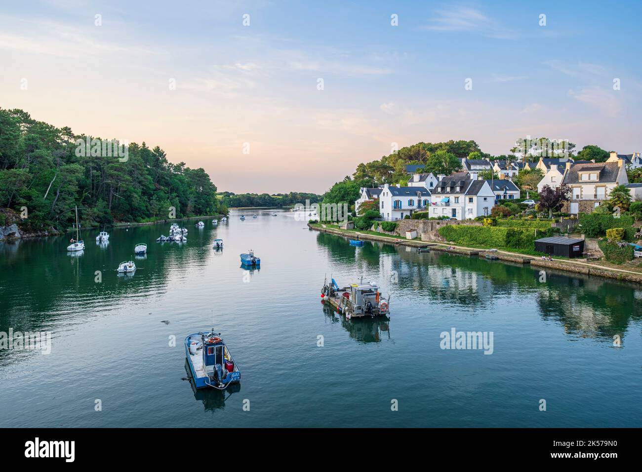 France, Morbihan, le Bono, port sur la rivière Bono, sur le sentier ...