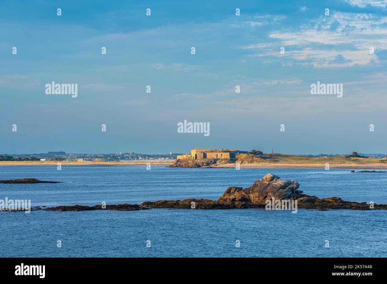 France, Morbihan, Saint-Pierre-Quiberon, fort de Penthièvre à l'entrée ...