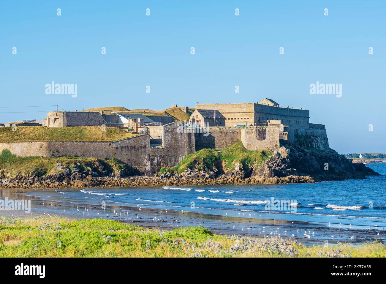 France, Morbihan, Saint-Pierre-Quiberon, fort de Penthièvre à l'entrée ...