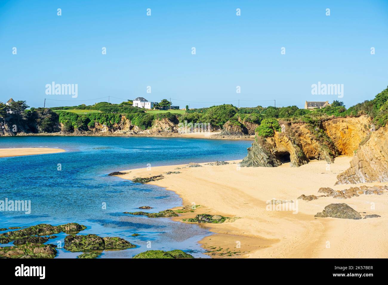 France, Finistère, Clohars-Carnoet, la plage du Pouldu sur le sentier ...