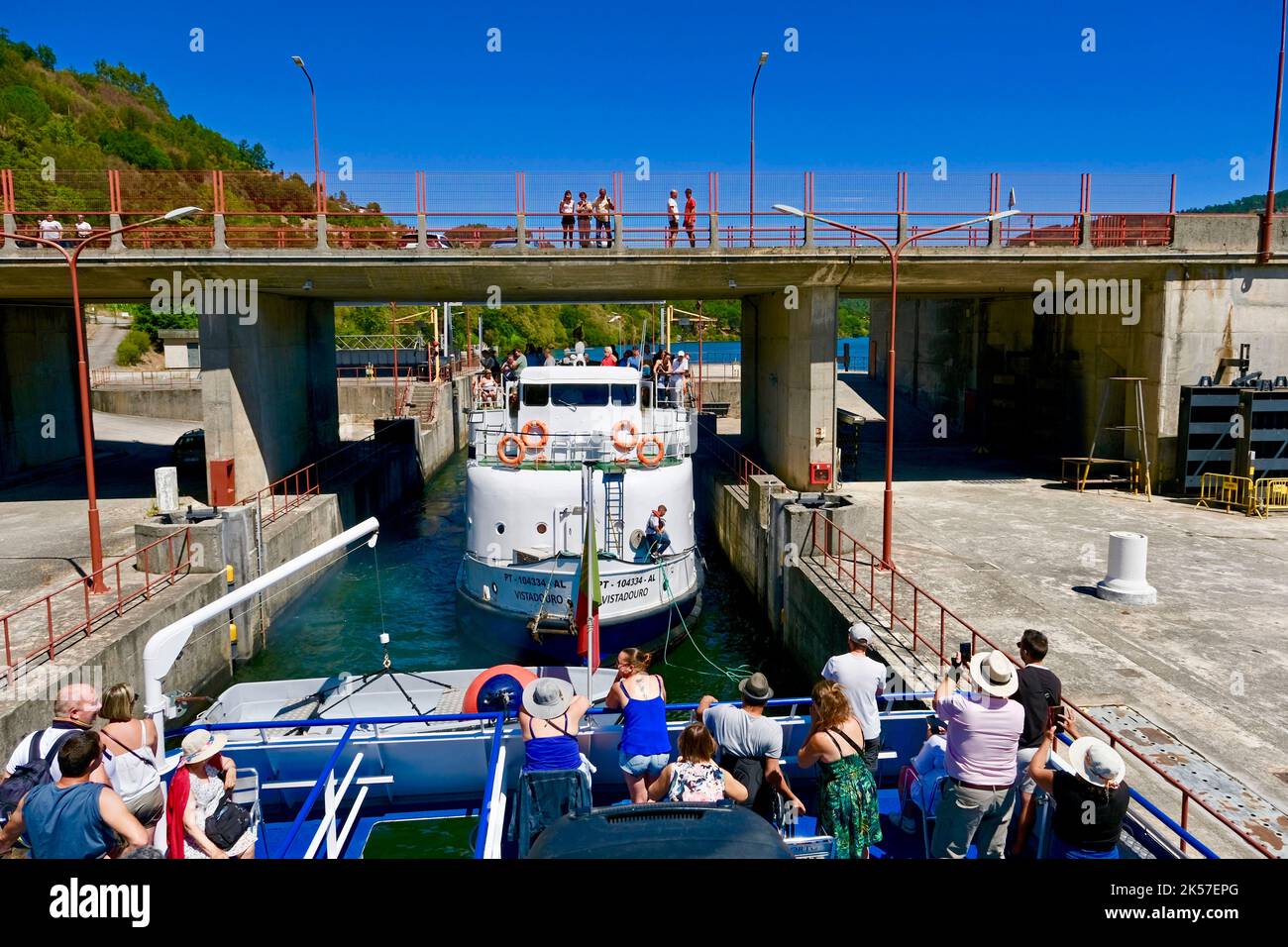 écluse du barrage de regua Banque de photographies et d’images à haute ...