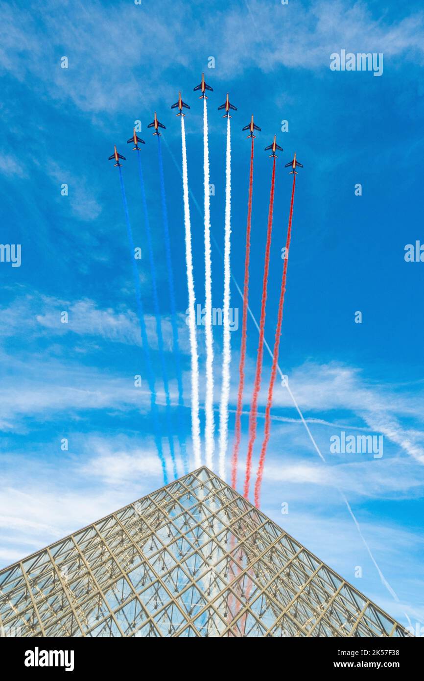 France, Paris, passage de la patrouille de France pour le défilé de 14 ...