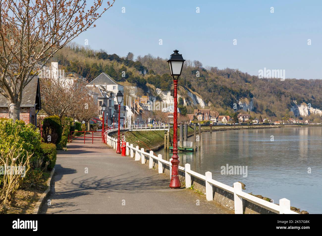 France, Seine-Maritime (76), la Bouille, chemin de halage transformé en ...