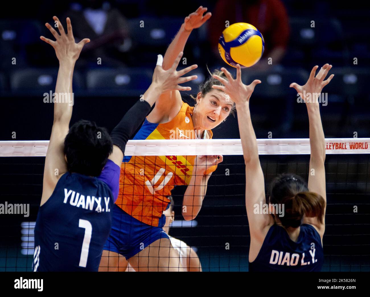 ROTTERDAM - Anne Buijs des pays-Bas en action contre Xinyue Yuan et Linyu Diao (R) de Chine lors ...