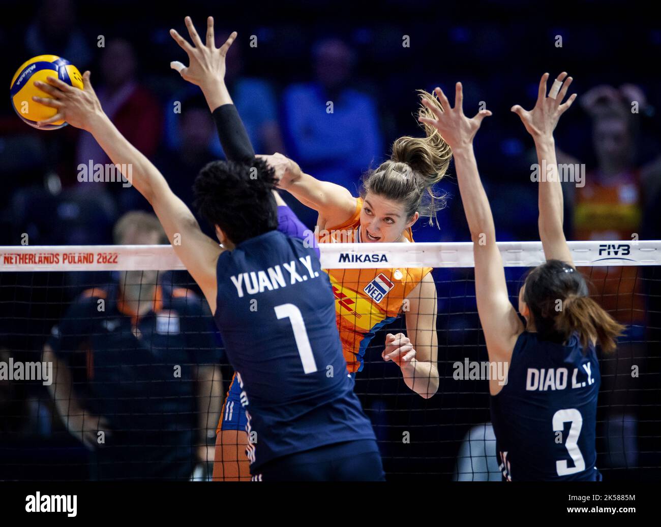 ROTTERDAM - Anne Buijs des pays-Bas en action contre Xinyue Yuan (L) et ...