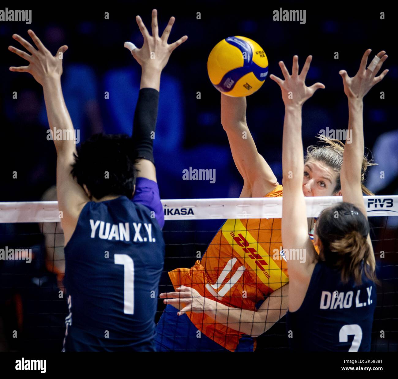 ROTTERDAM - Anne Buijs des pays-Bas en action contre Xinyue Yuan (L) et Linyu Diao de Chine lors ...