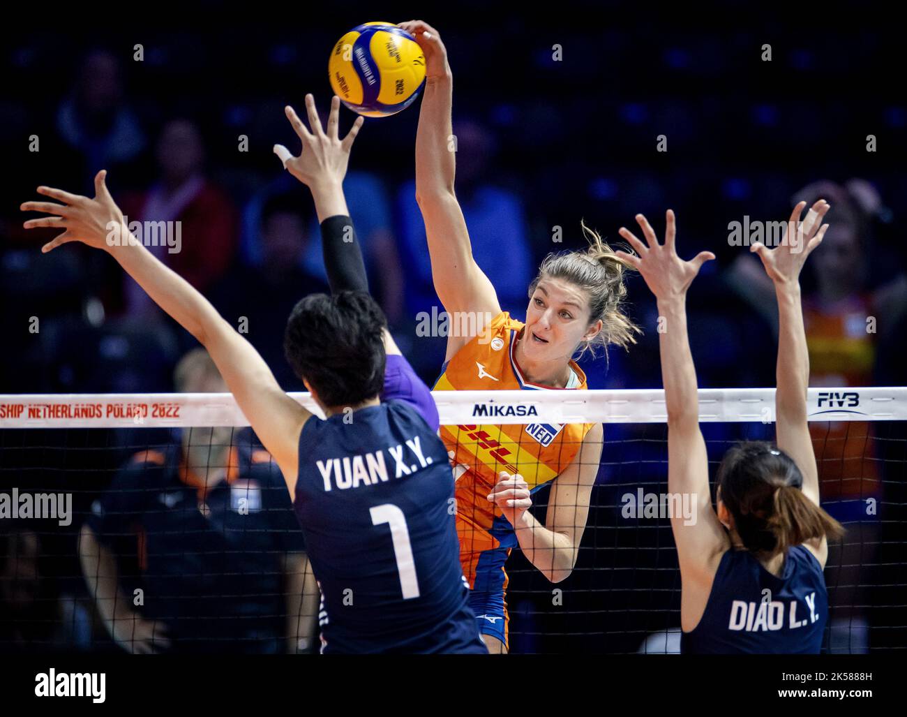 ROTTERDAM - Anne Buijs des pays-Bas en action contre Xinyue Yuan (L) et Linyu Diao de Chine lors ...