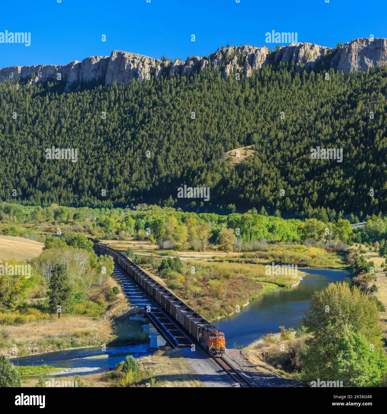 Train sur un pont Banque de photographies et d’images à haute ...