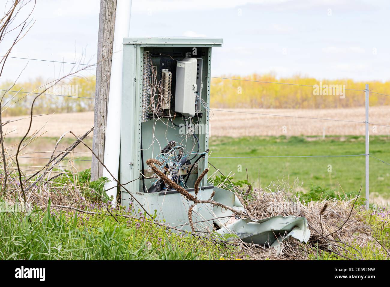 Boîtier du socle du téléphone endommagé par des fils cassés. Concept de ...