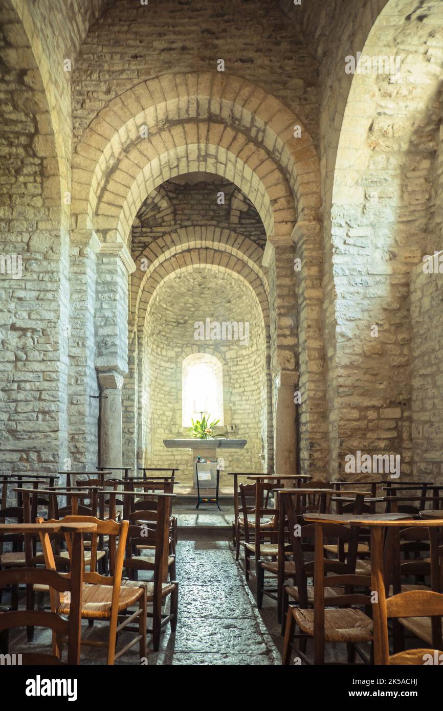 Intérieur de l'église romane Saint Pierre de Sauveplantade, la plus ...