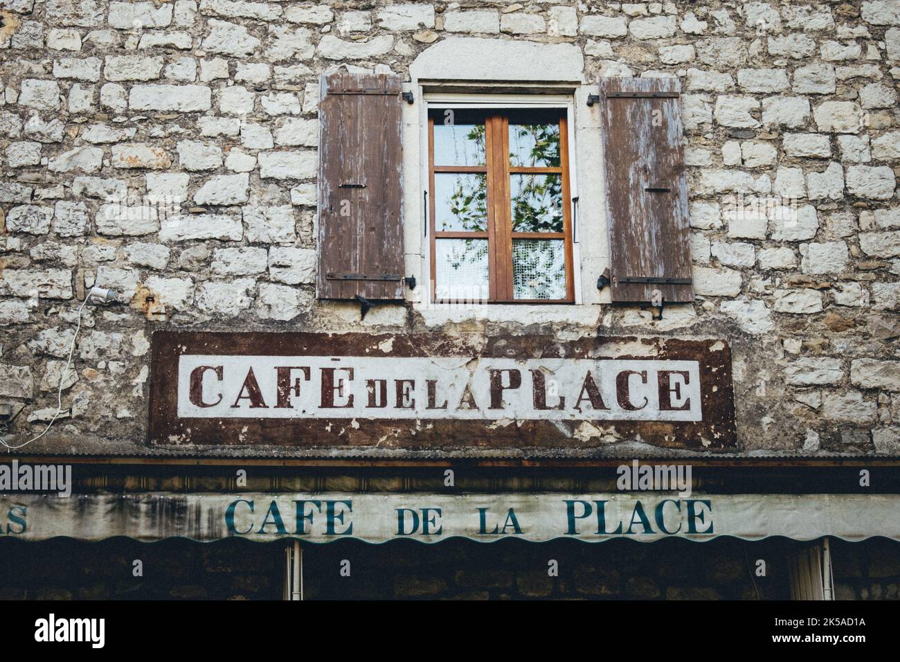 Détails de la façade d'un café dans le village médiéval de Lanas, dans ...