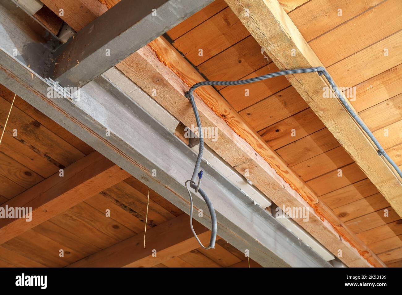 Construction d'un bâtiment résidentiel. La poutre métallique soutient ...