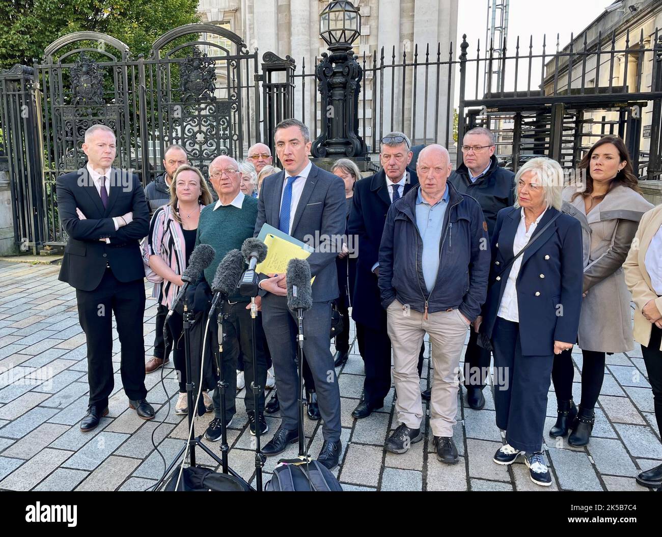 John McEvoy (au centre-gauche) avec l'avocat Gavin Booth (au centre ...
