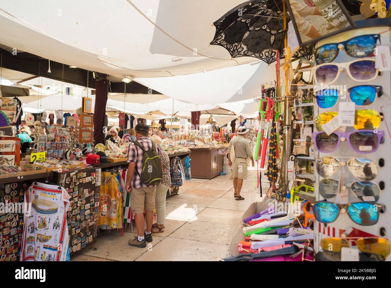 Marché de Vérone, vue en été des touristes parcourant les stands dans ...