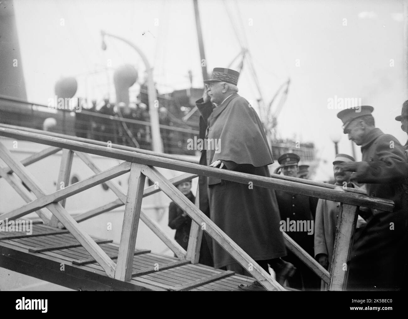Allied Commission aux États-Unis, 1917. Le général français Joseph ...