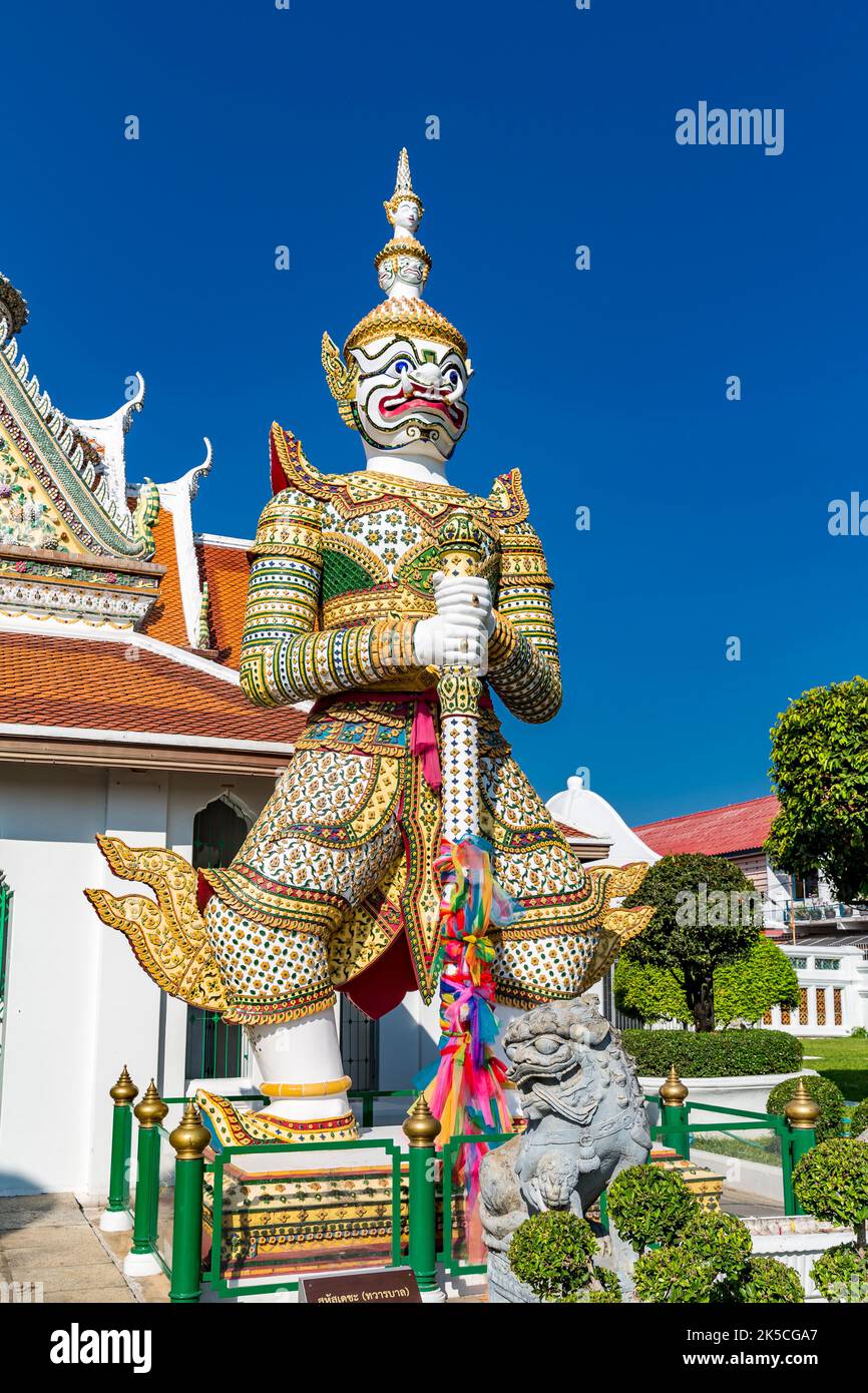Portail d'entrée avec les gardes Yaksha, Wat Arun, le complexe du ...